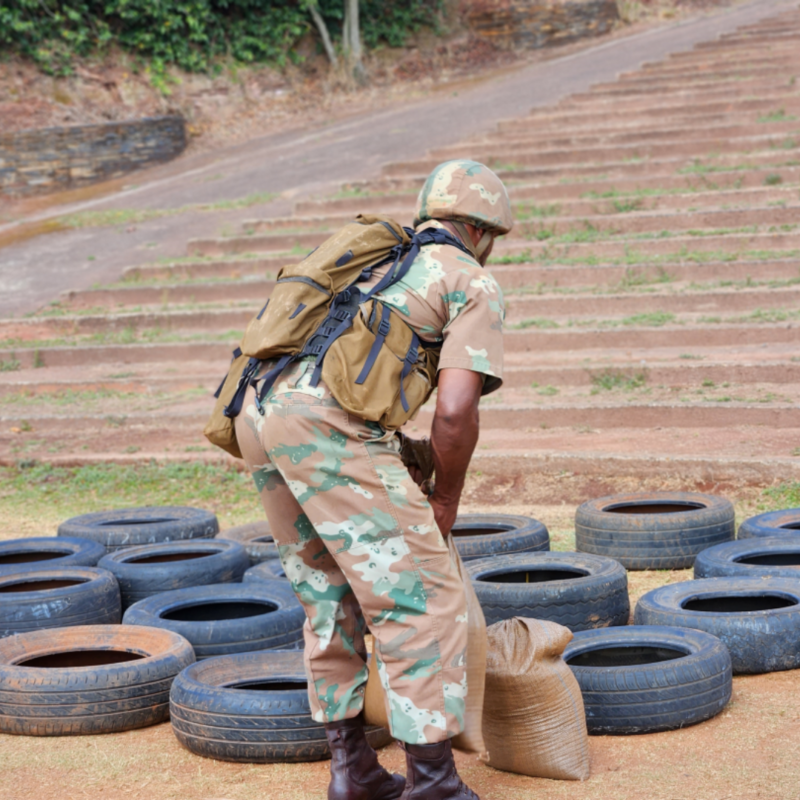 Soldate sit die “mag” in weermag by die Voortrekkermonument – VTM